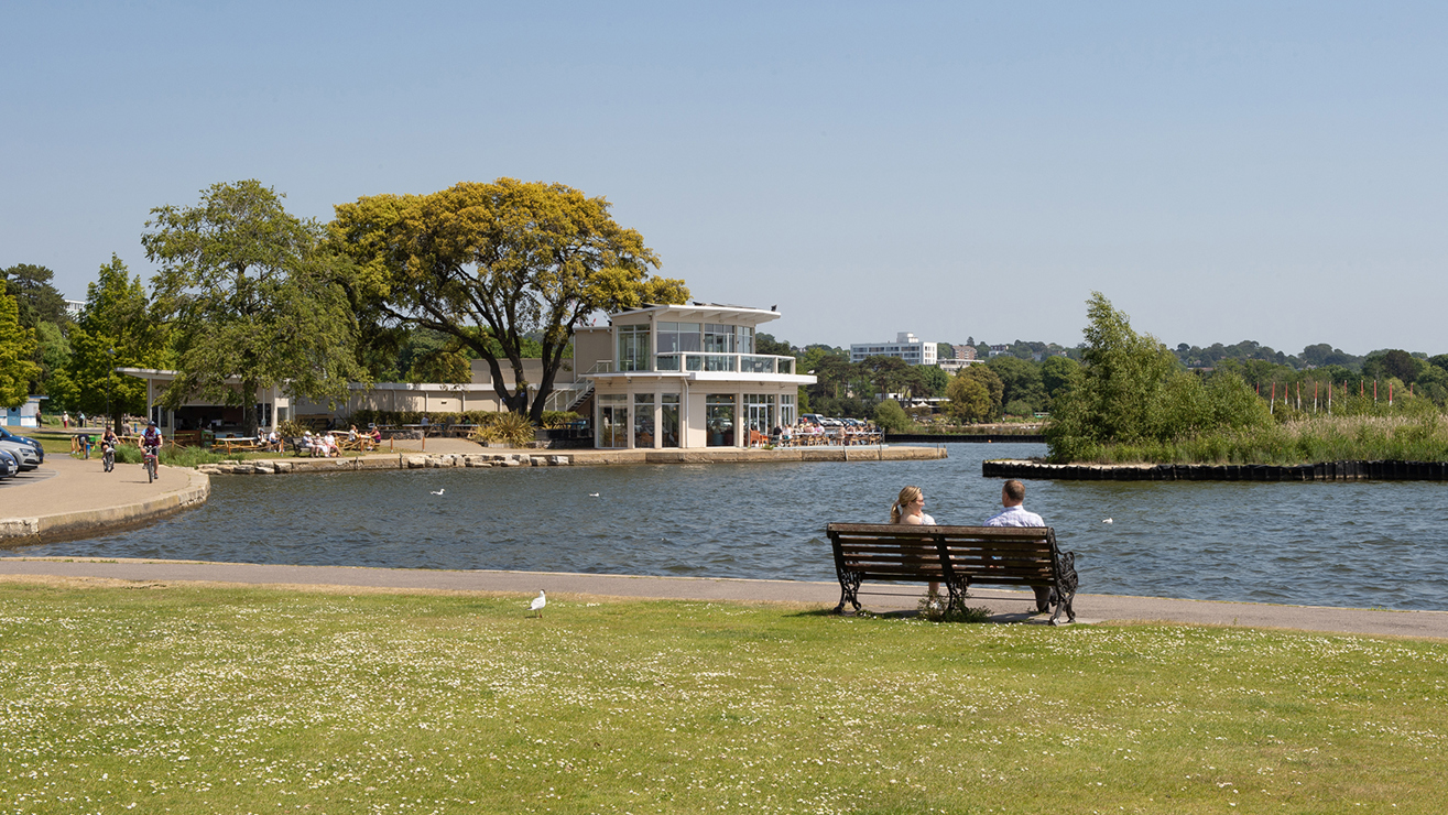 Lindsay Oaks, Poole